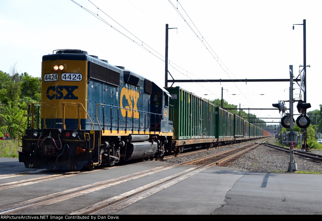 CSX GP40-2 4424 leads Q706-22